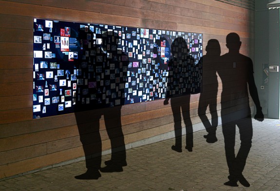 Grâce à un grand écran interactif, le MoMu d’Anvers expose ses ...